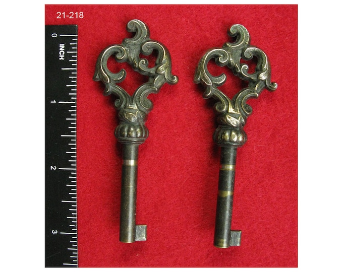 2 Antique Long Metal Skeleton Keys - Etsy