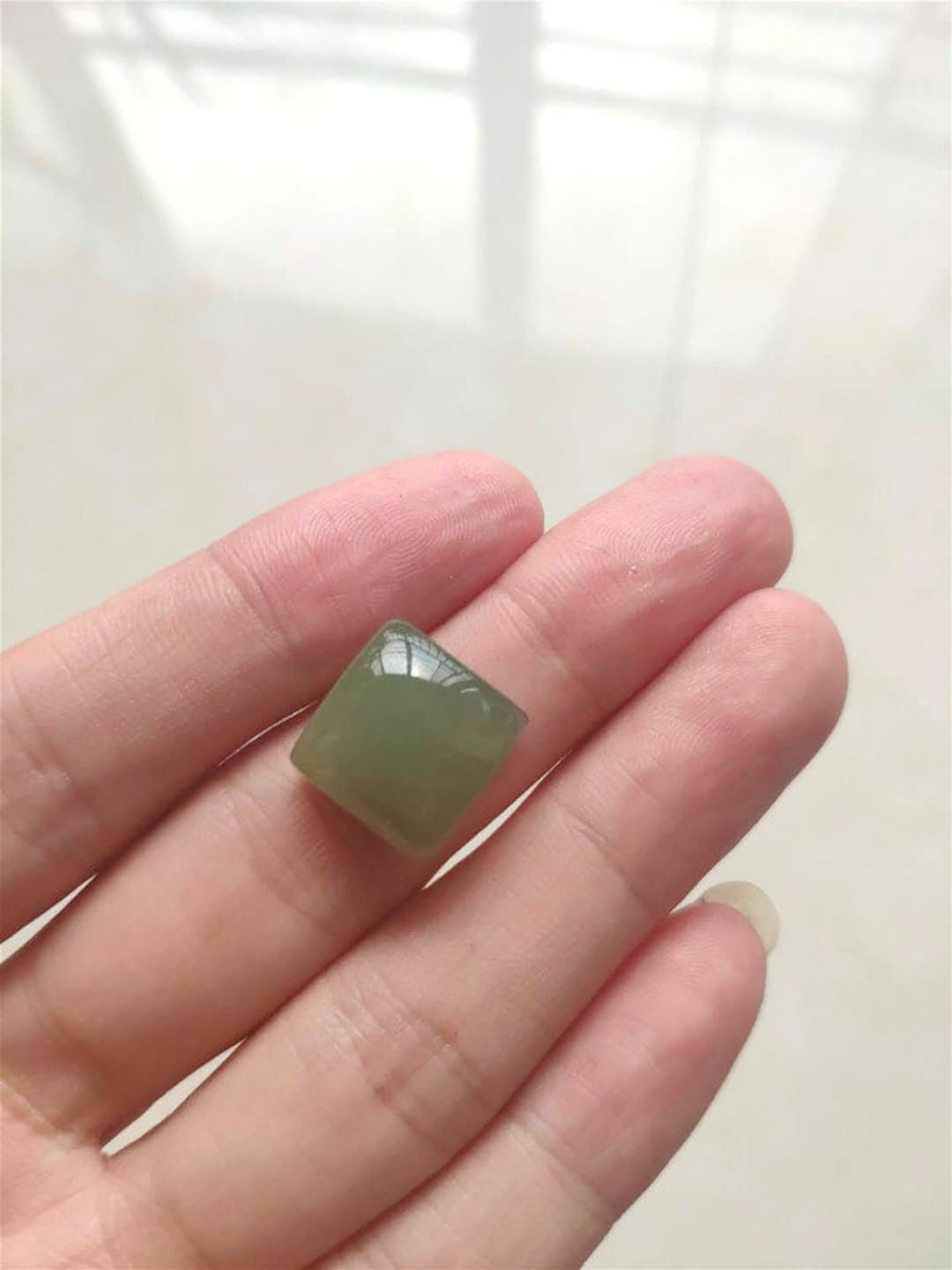 Giada verde nerastra naturale Giada quadrata giada, gemma quadrata ...