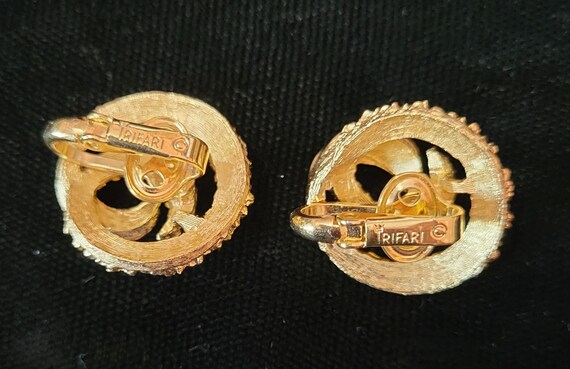 Vintage Trifari Gold Toned Textured Swirl Clip On Ear… - Gem