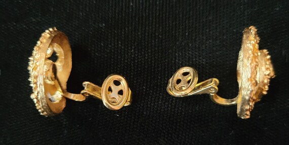 Vintage Trifari Gold Toned Textured Swirl Clip On Ear… - Gem