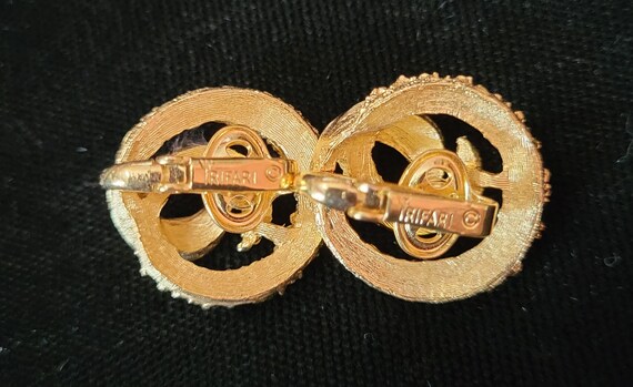 Vintage Trifari Gold Toned Textured Swirl Clip On Ear… - Gem