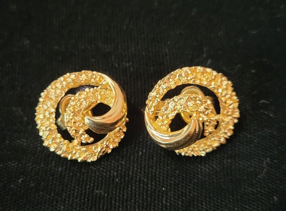 Vintage Trifari Gold Toned Textured Swirl Clip On Ear… - Gem
