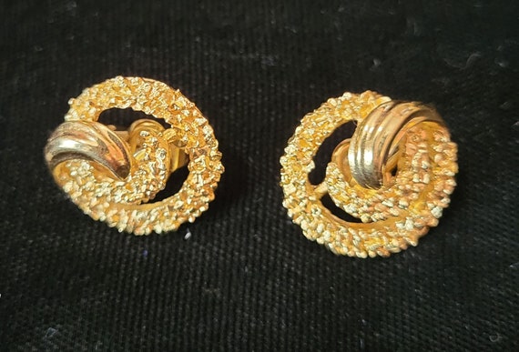 Vintage Trifari Gold Toned Textured Swirl Clip On Ear… - Gem