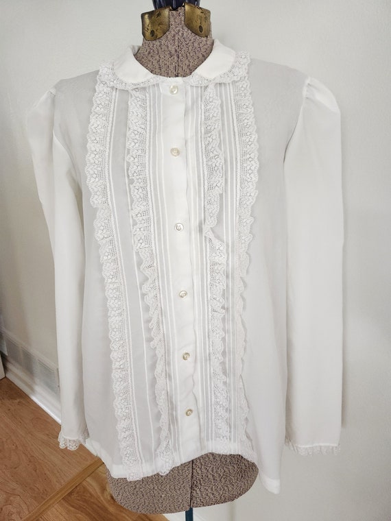 Vintage Lucky Winner White Lace Filled & Ruffles Femi… - Gem