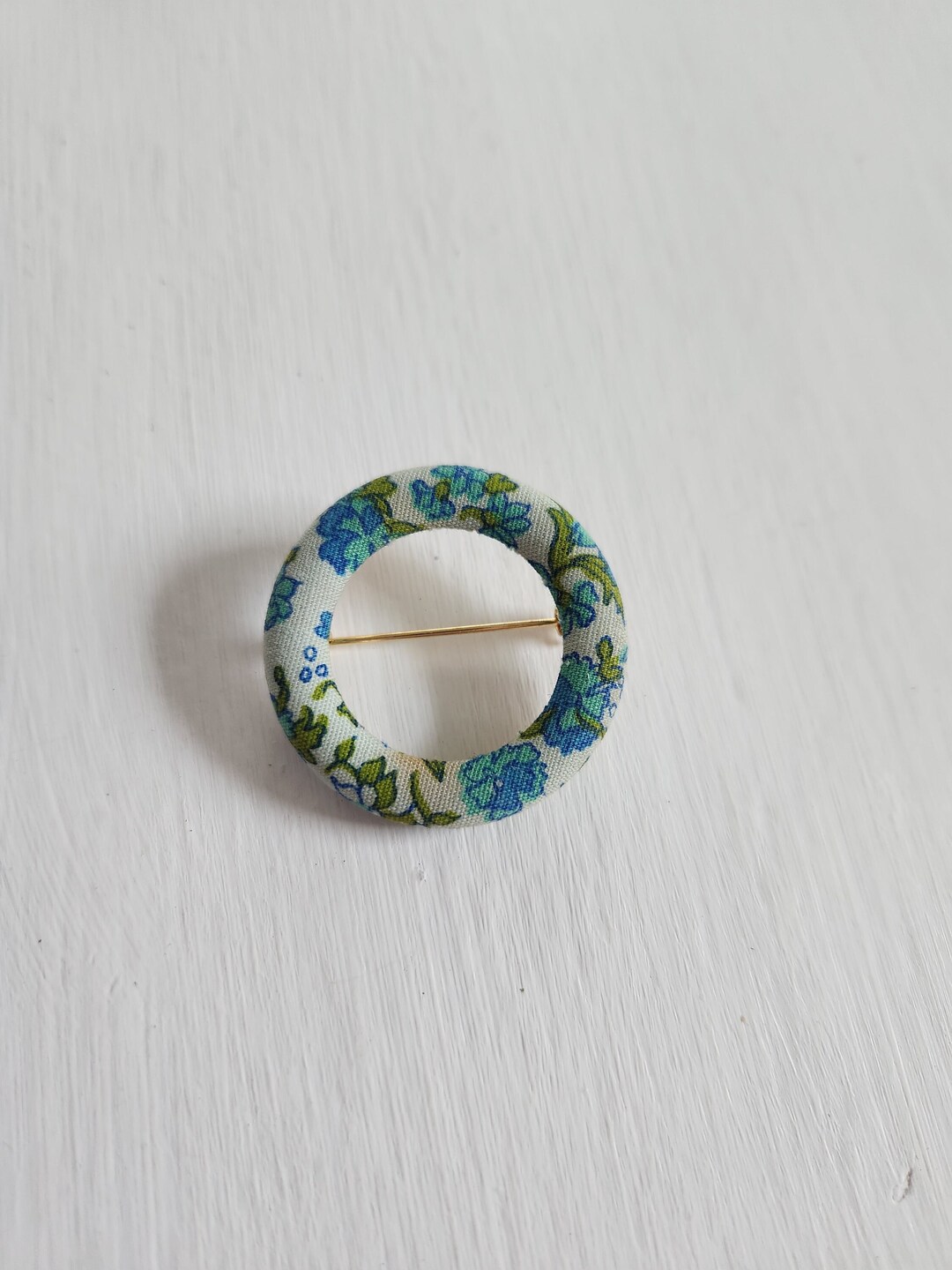 Vintage Blue Floral Fabric Wrapped Circle Ring Brooch Retro Spring Flowers Cute Womens Costume