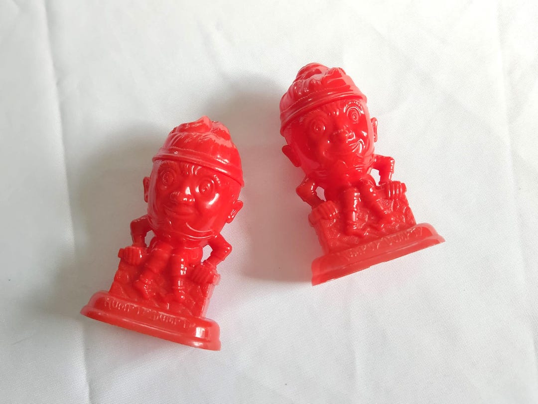 Vintage Humpty Dumpty Red Plastic Salt & Pepper Shakers --- Retro ...