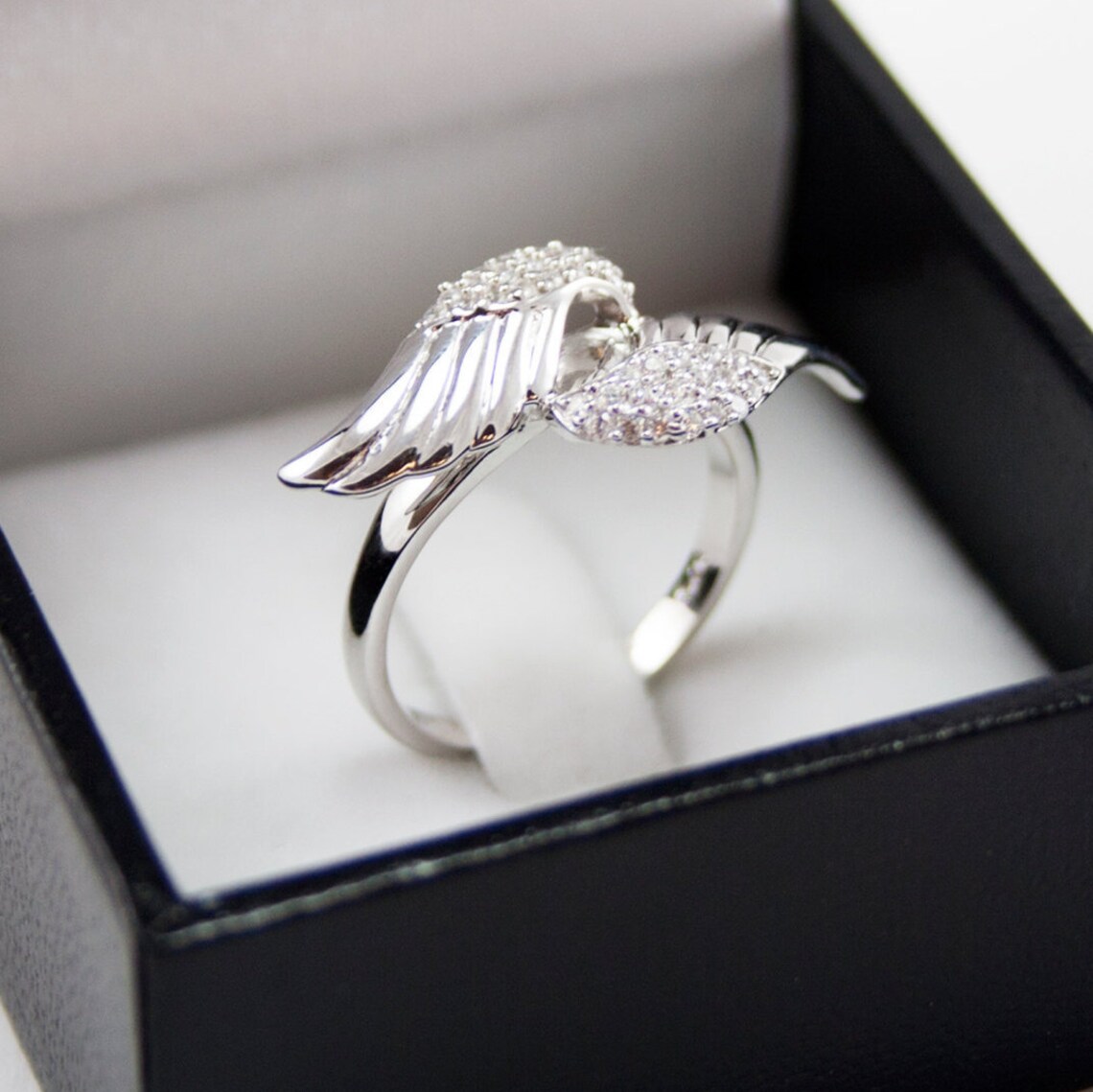 Anillo de ala de ángel con diamantes simulados // Anillo de - Etsy España