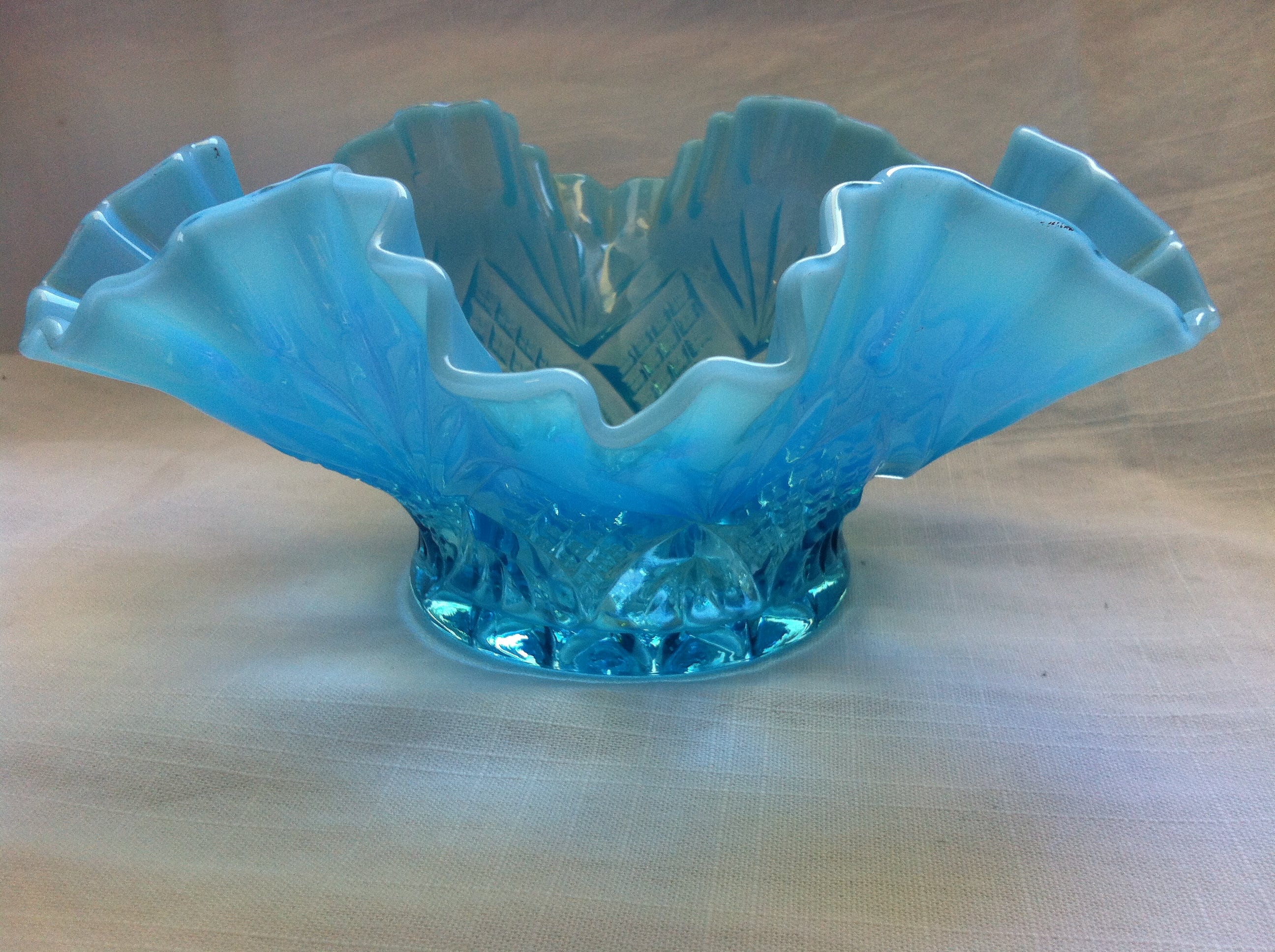 Light blue ruffled opalescent blue candy bowl vintage - Etsy.de