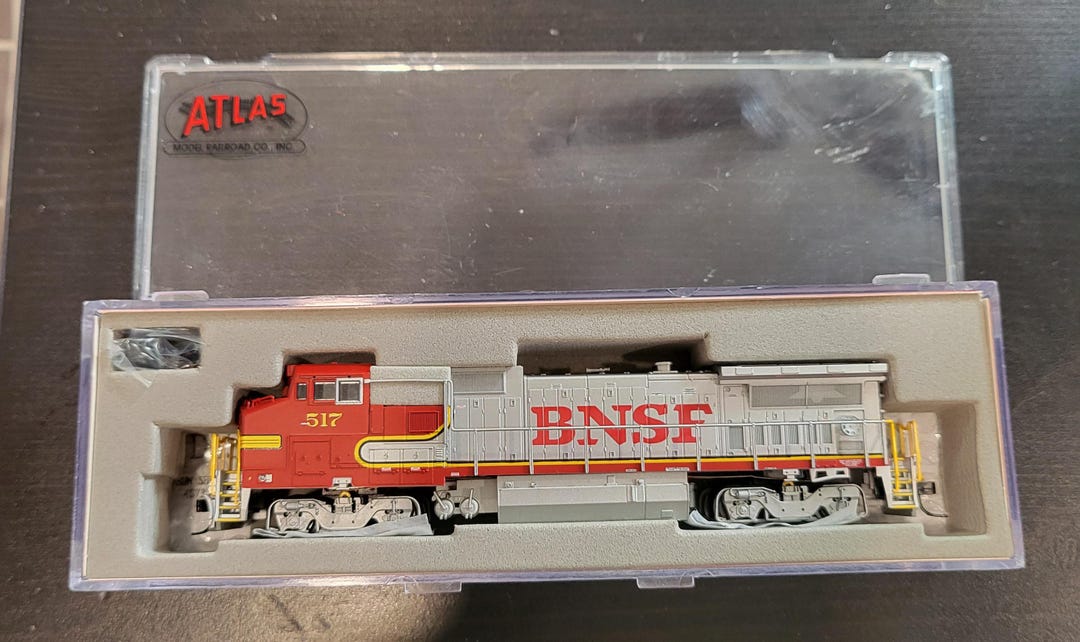 Atlas N Scale BNSF Dash 8-40BW Diesel Locomotive 517 - Etsy
