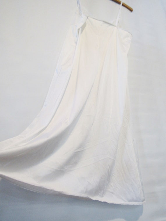 White Lace Slip Medium - Nylon Slip - Beautiful deta… - Gem