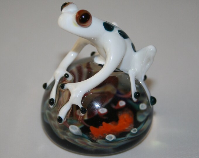 White Glass Frog on Small Paperweight - Etsy