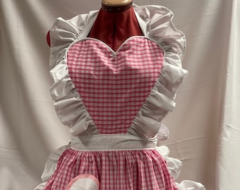 Retro Vintage 50s Style Full Apron / Pinny With Heart Shaped Retro Vintage 50s Style Full Apron / Pinny With Heart Shaped