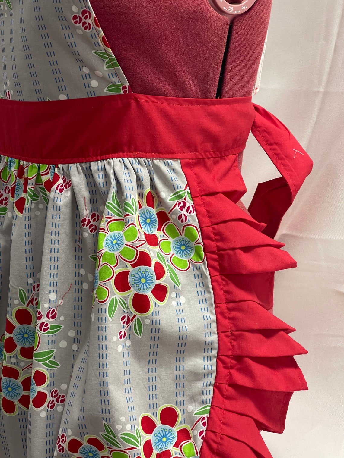 Retro Vintage 50s Style Full Apron / Pinny - Flowers on Grey With Red ...