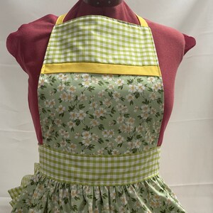 Retro Vintage 50s Style Full Apron / Pinny - Green Floral With Apple ...