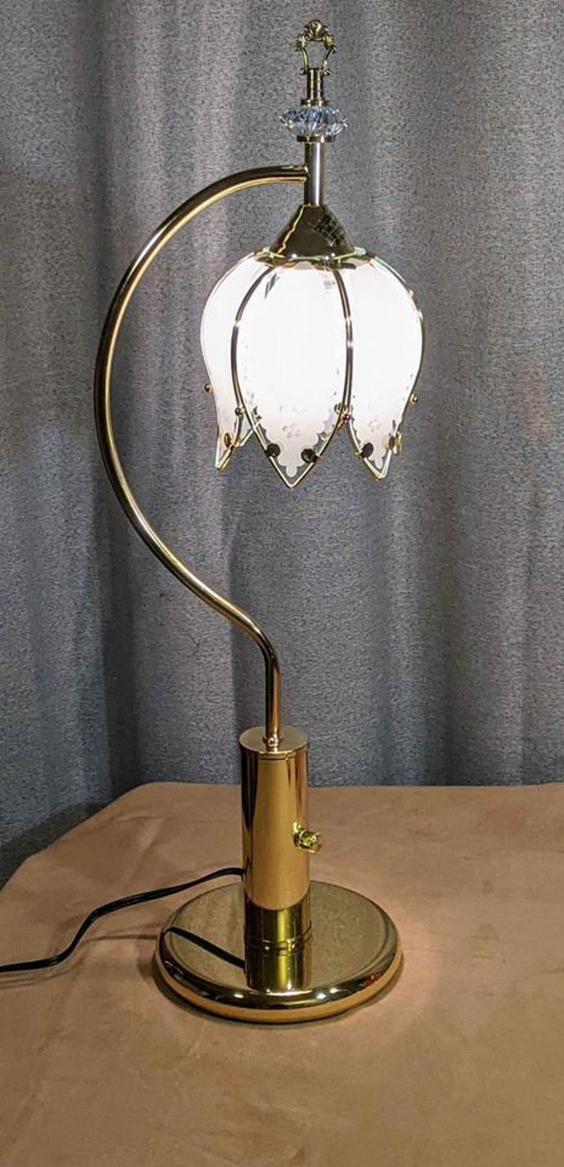 White Glass Etched Petals Lotus Flower Vintage Style Table Lamp Gold ...