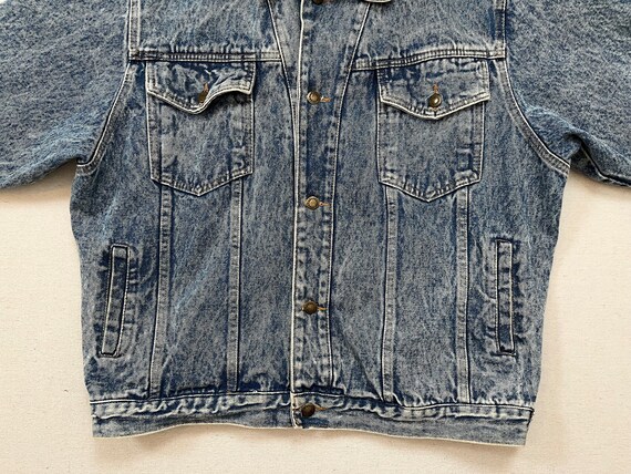 1990's, denim jacket in acid wash with embroidered fl… - Gem