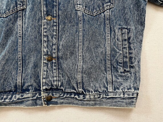 1990's, denim jacket in acid wash with embroidered fl… - Gem
