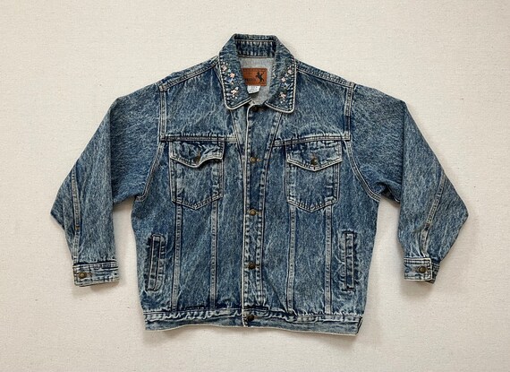1990's, denim jacket in acid wash with embroidered fl… - Gem