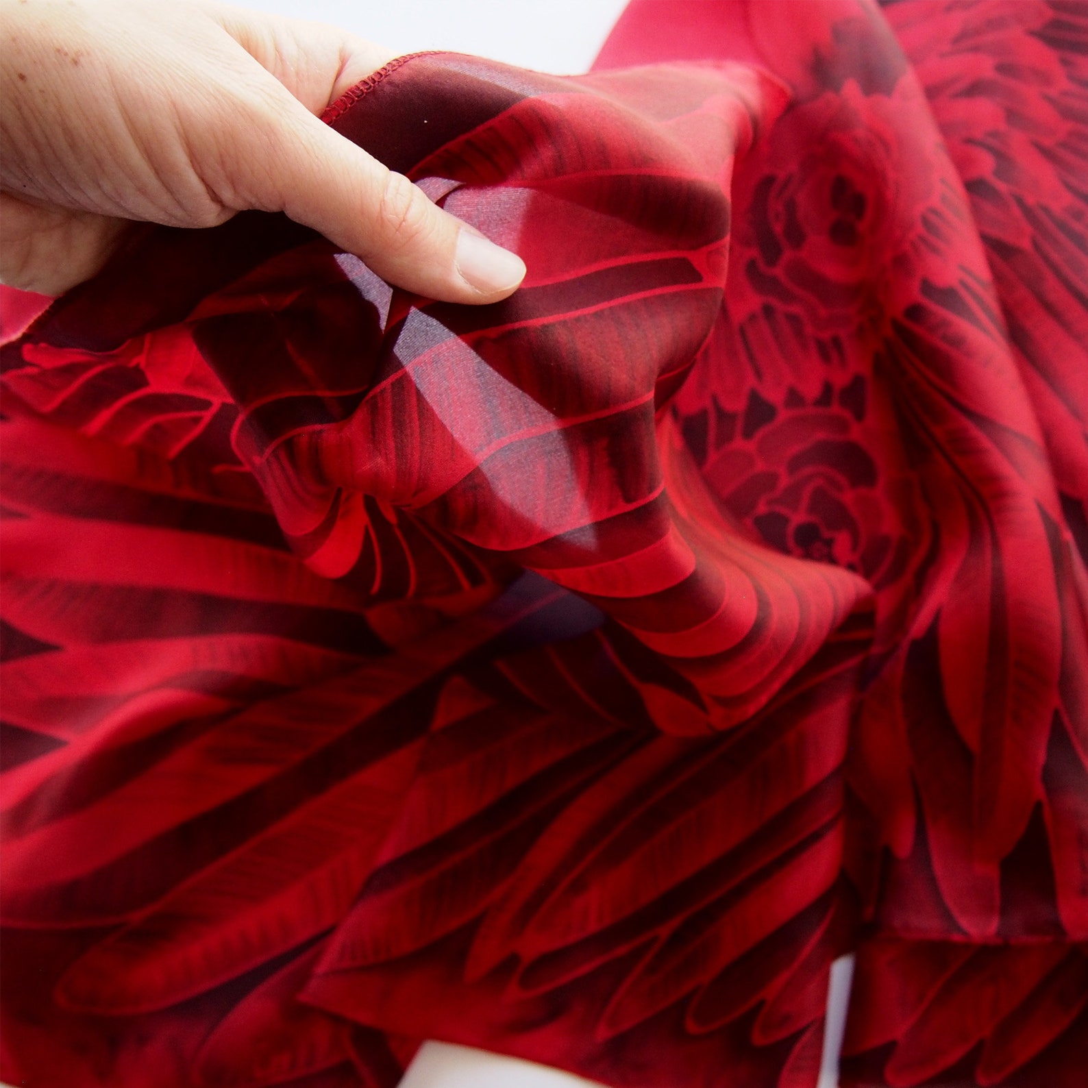 Pañuelo de seda rojo carmín con alas, bufandas de plumas negras ...