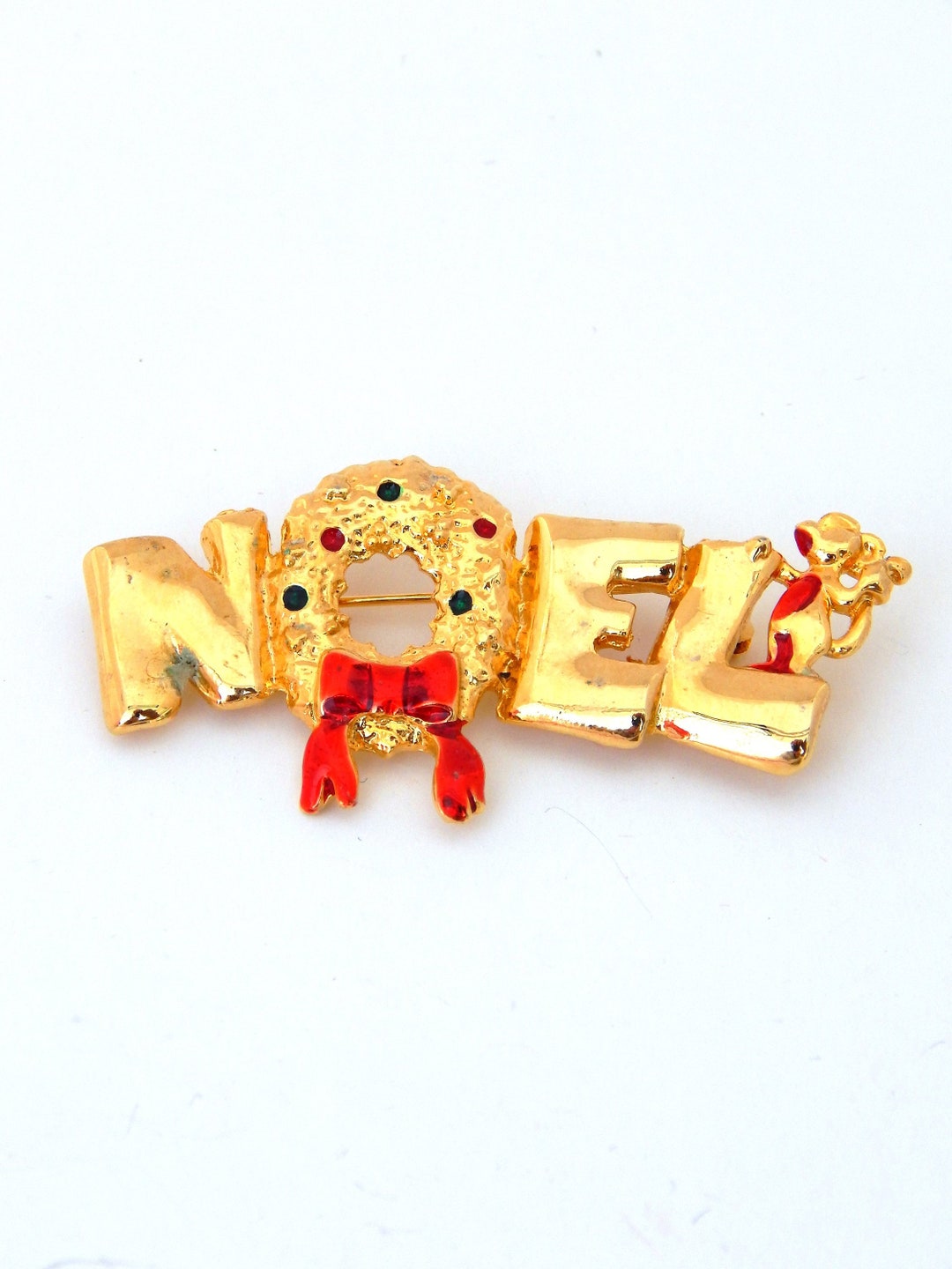 NOEL Christmas Pin, Christmas Wreath With Mouse Pin Gold Metal Red ...