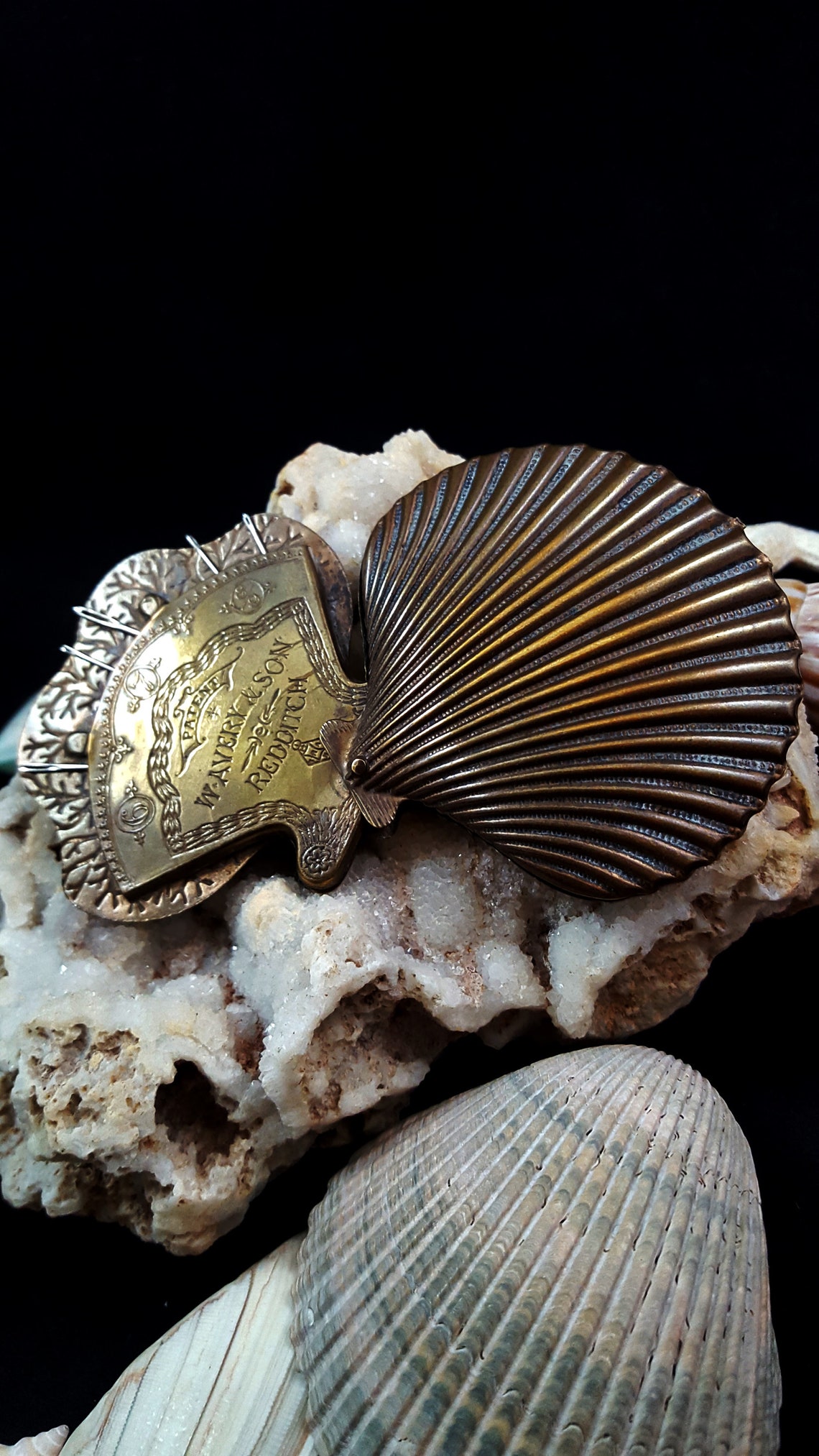 Antique Needle Case AVERY SON REDDITCH Scallop Shell Needle Case Brass ...