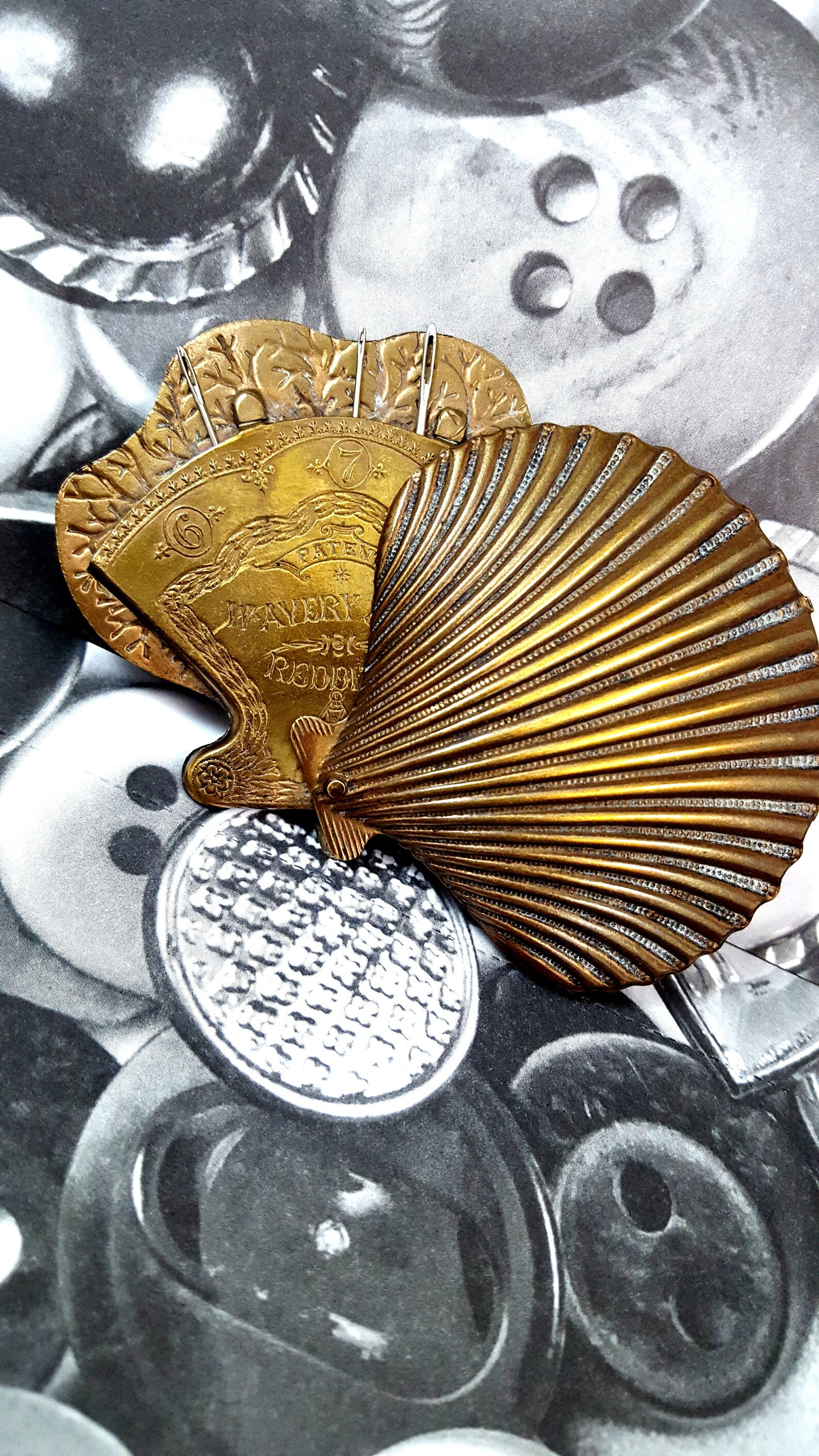 Antique Needle Case AVERY SON REDDITCH Scallop Shell Needle Case Brass ...