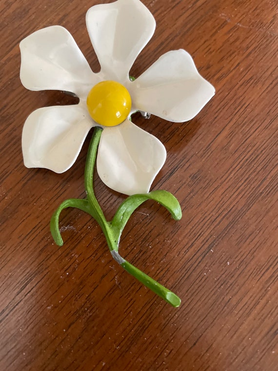 Vintage White Flower Brooch, 1960's White, Yellow, Gr… - Gem