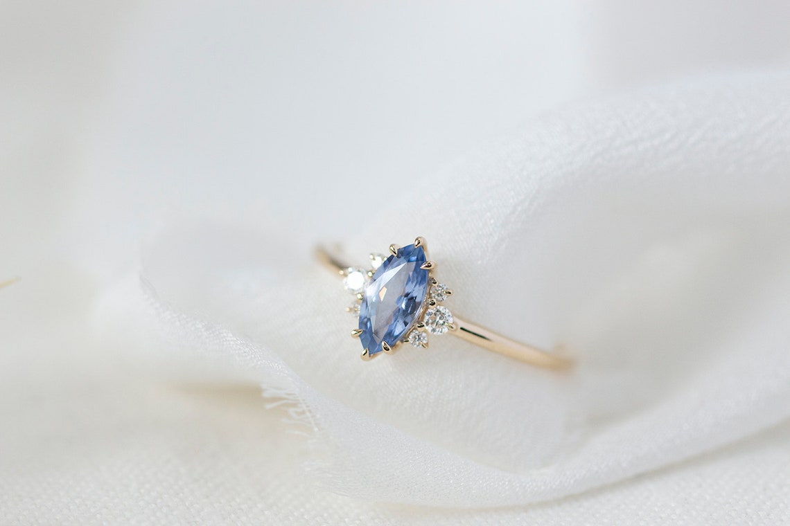 Valestia - Anello a grappolo in oro giallo 14 carati con zaffiro blu e ...
