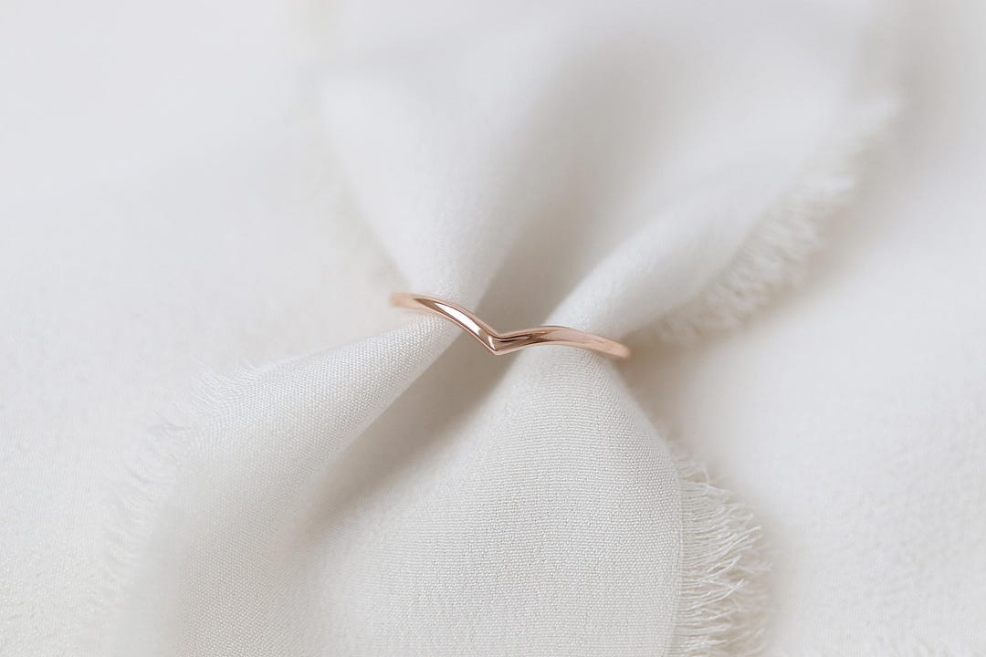 Arcus - 14K Rose Gold V Shaped Chevron Nestling Ring - Etsy