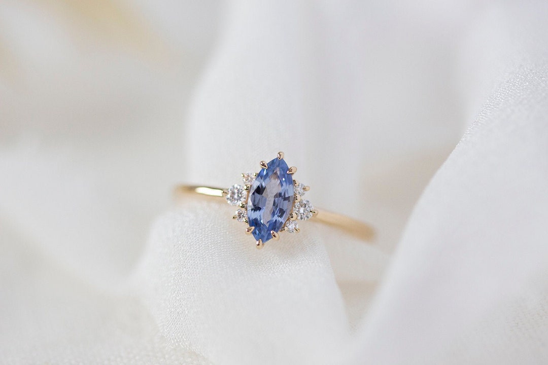 Valestia - Anello a grappolo in oro giallo 14 carati con zaffiro blu e ...