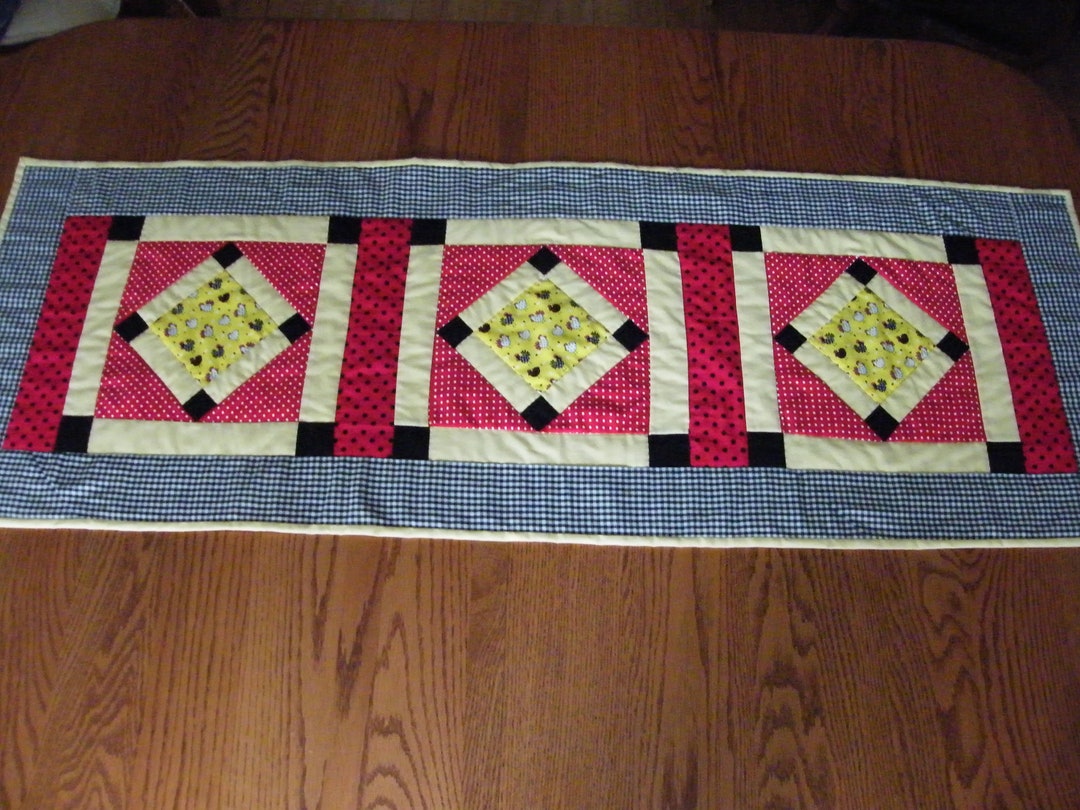 Quilted Chicken Table Runner, Farmhouse Table Linen, Hand Quilted Table ...