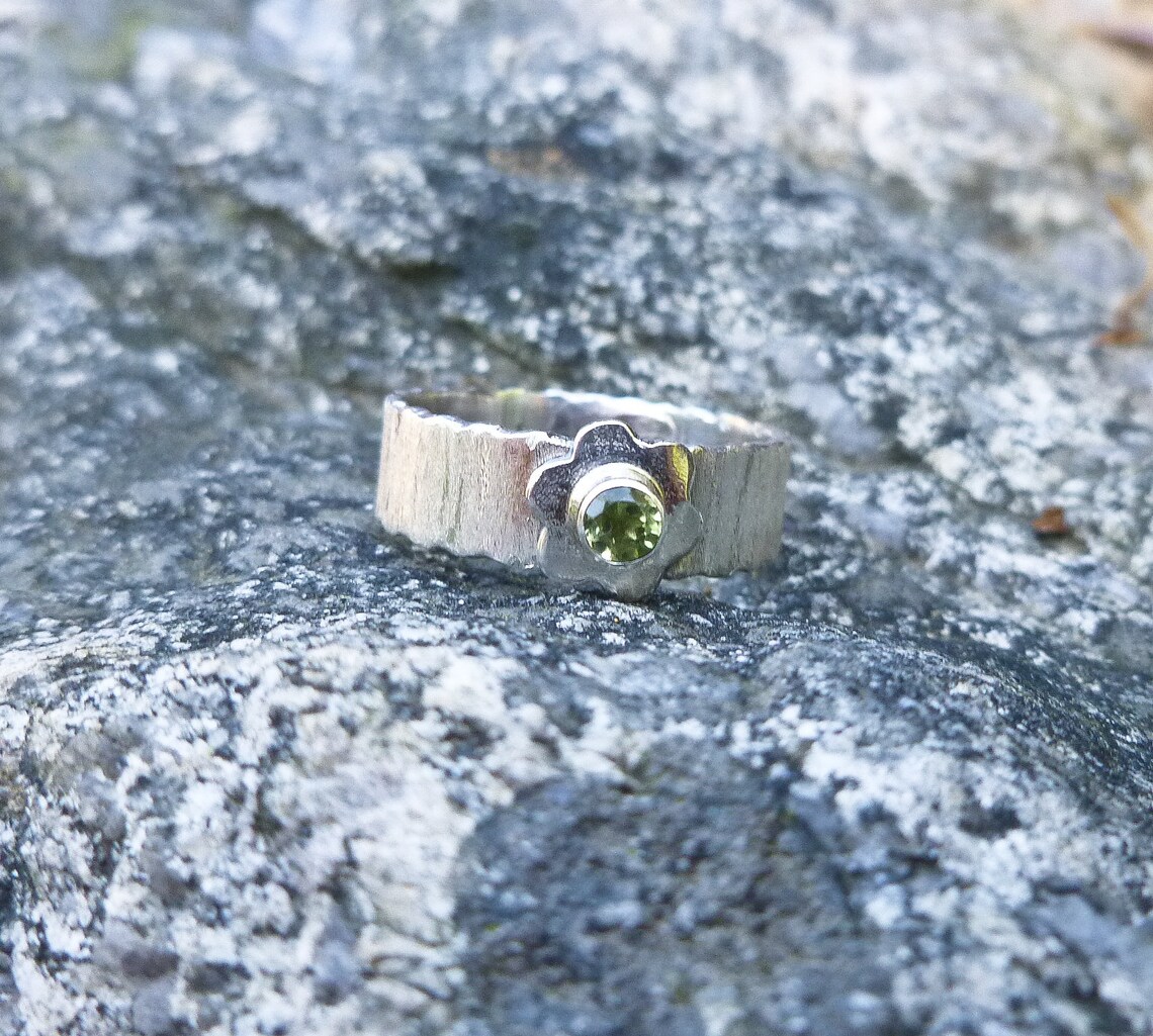 Textured Sterling Silver Peridot Ring. Silver Peridot Flower - Etsy