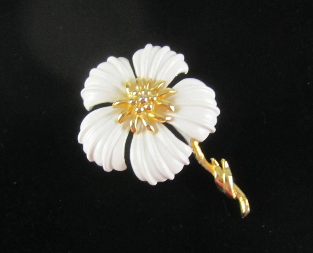 Monet Daisy Flower Brooch White Ridged Petals Bloom Blossom Textured ...
