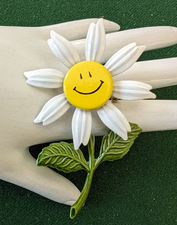 1960's Smiley Face Enamel Daisy Flower Brooch Pin Flo… - Gem