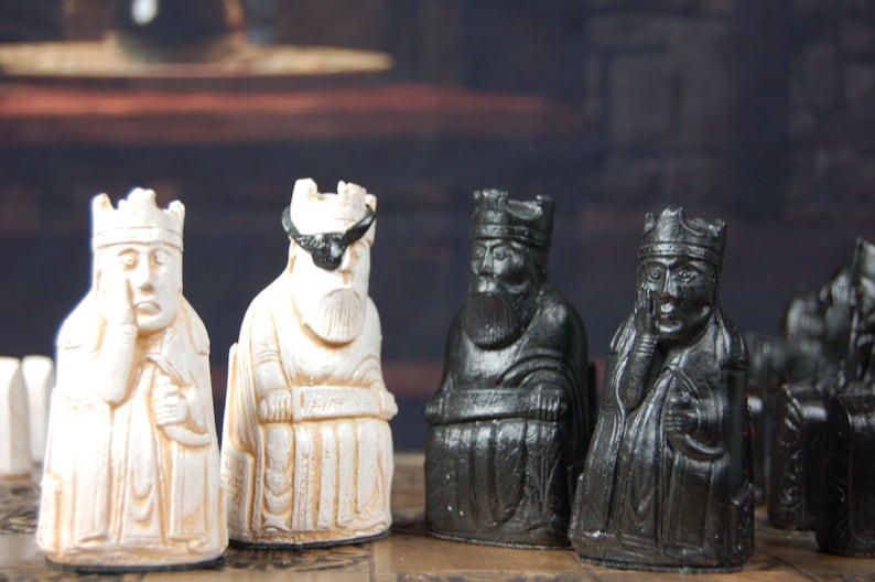 Isle of Lewis Chess Set: Walking Dead Governor White King Version W ...