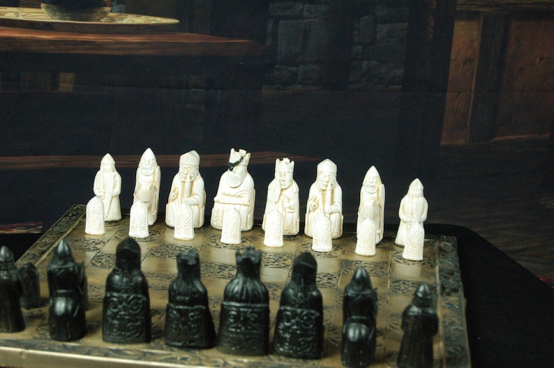 Isle of Lewis Chess Set: Walking Dead Governor White King Version W ...