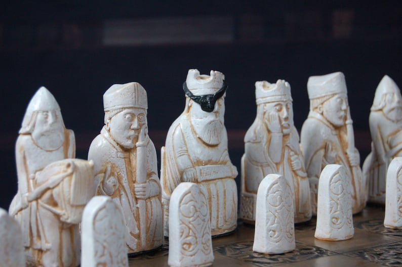 Isle of Lewis Chess Set: Walking Dead Governor White King Version W ...