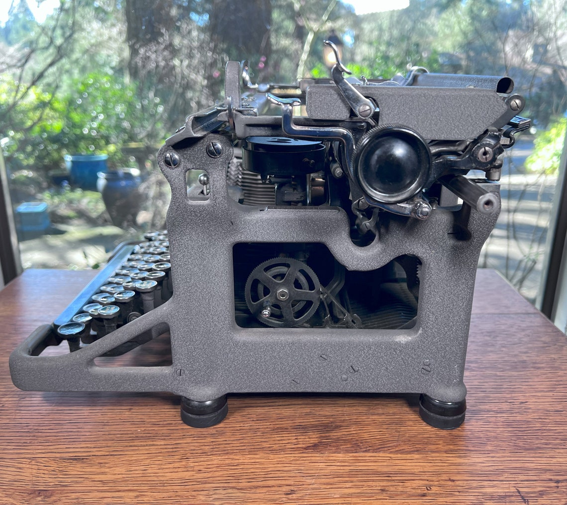 1934 Underwood No. 6 Typewriter: Gray Wrinkle Paint, Pica Typeface, Art ...