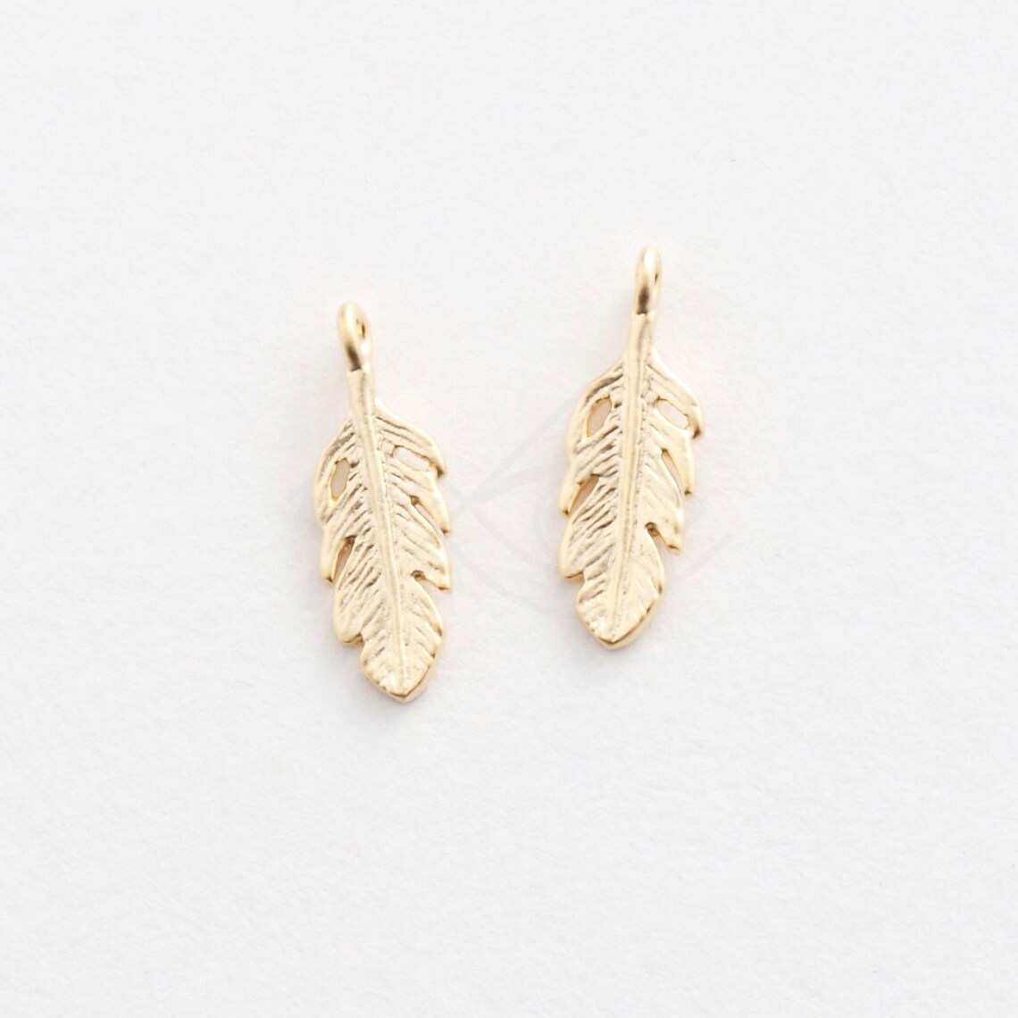 3351034 / Tiny Feather / 16k Matt Gold Plated Brass Pendant | Etsy