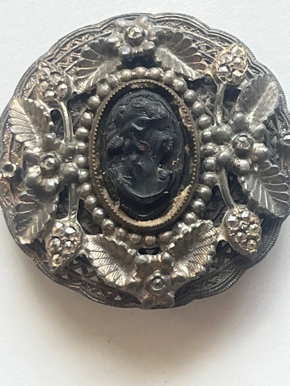 Vintage black cameo brooch - Gem