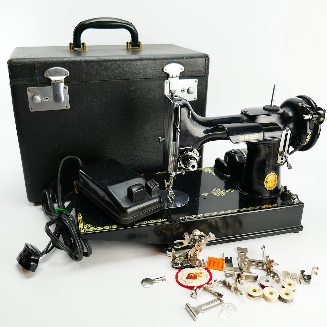 6# Vintage Singer 221 Featherweight - Sewing Machine in Case - Newly ...