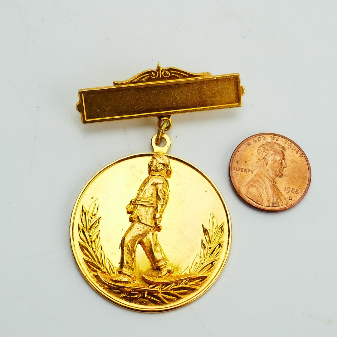 Vintage Snowshoe Club Pin Award Medal Quebec Montreal Canada Brooch ...