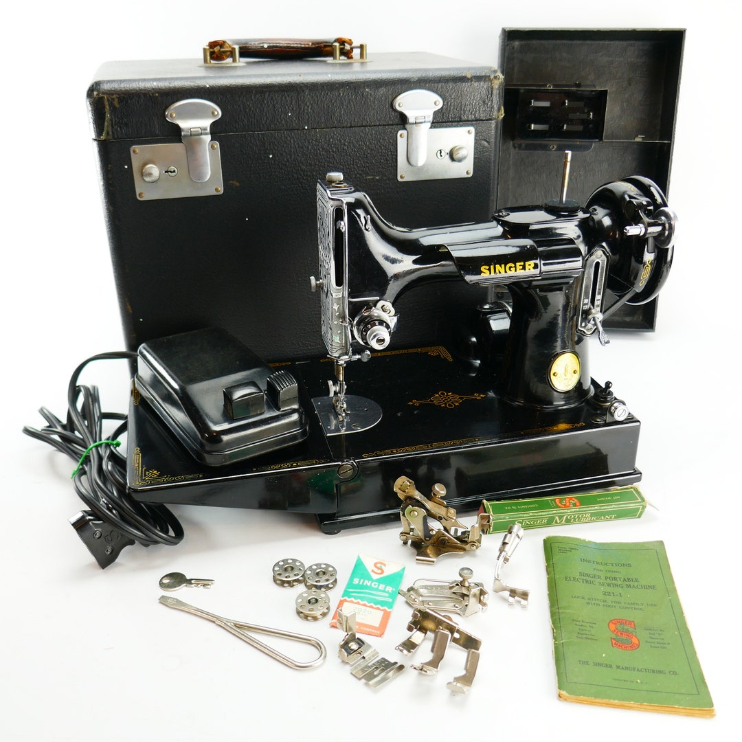 11 Vintage Singer 221 Featherweight Sewing Machine and Case Newly ...