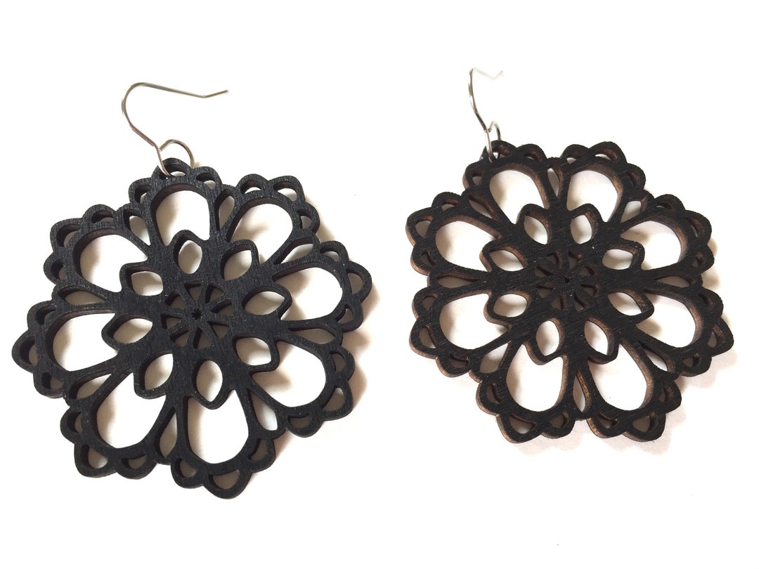 Holz Creolen Ohrringe schwarze filigrane Spitze Blume Statement Schmuck ...