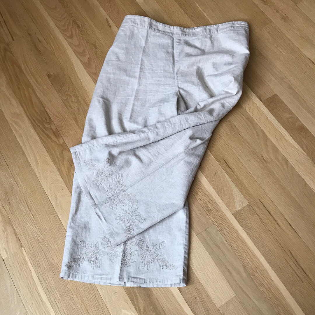 Natural White or Light Creme Beige Cropped Capris Pants W/ Embroidered ...