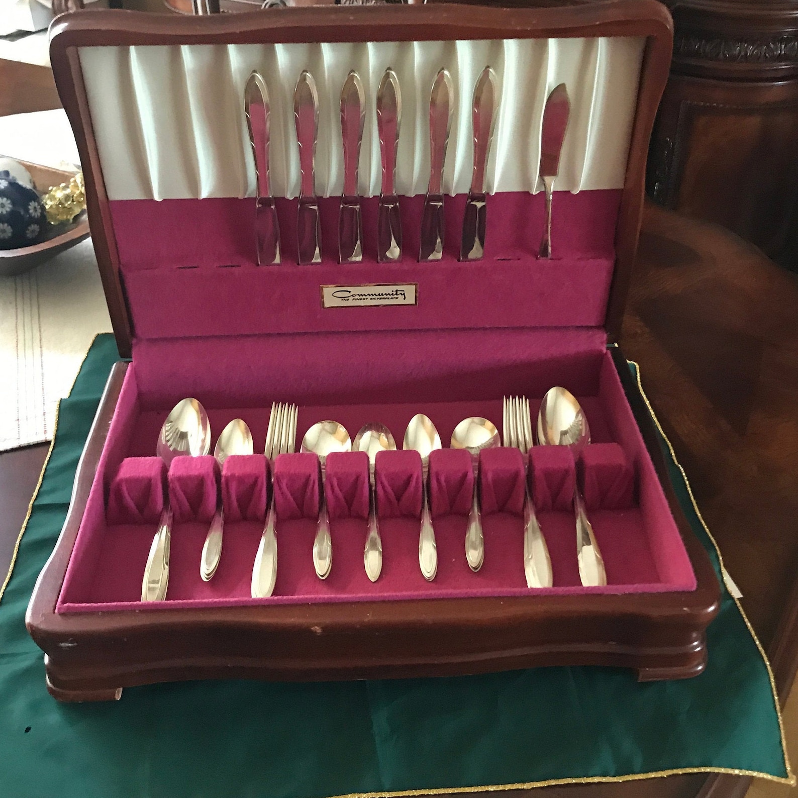 32 Pc Flatware W/ Wood Box, Total Heirloom REVERIE Pattern Community ...