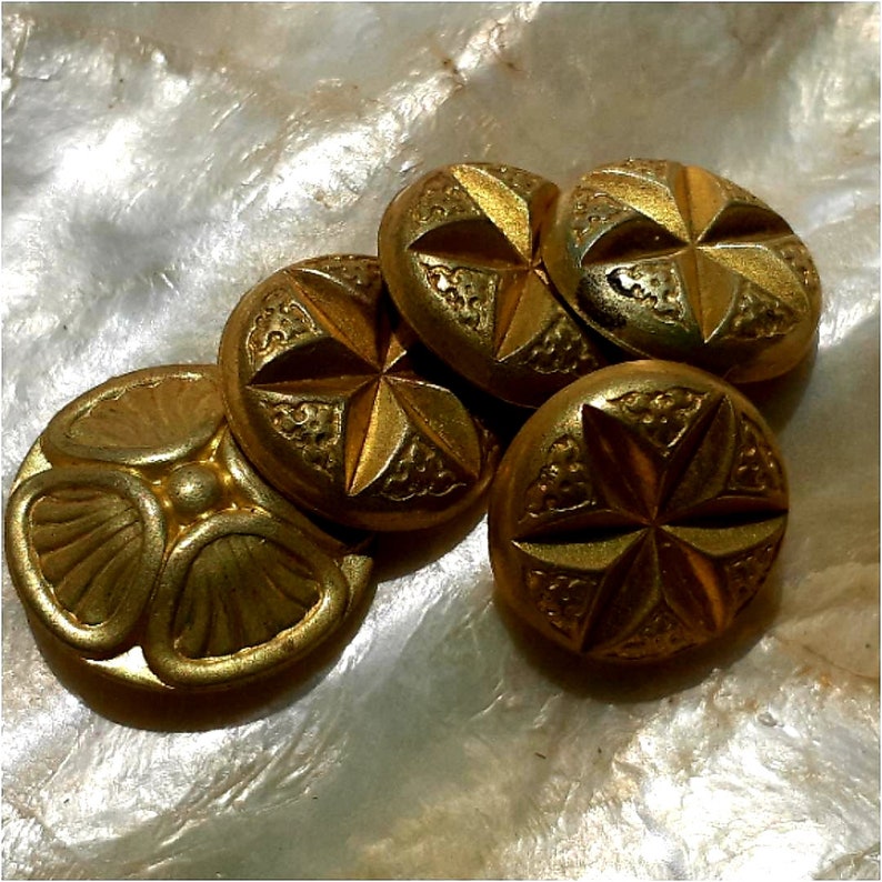 5 Victorian Flower Brass Buttons #sophieladydeparis - Etsy