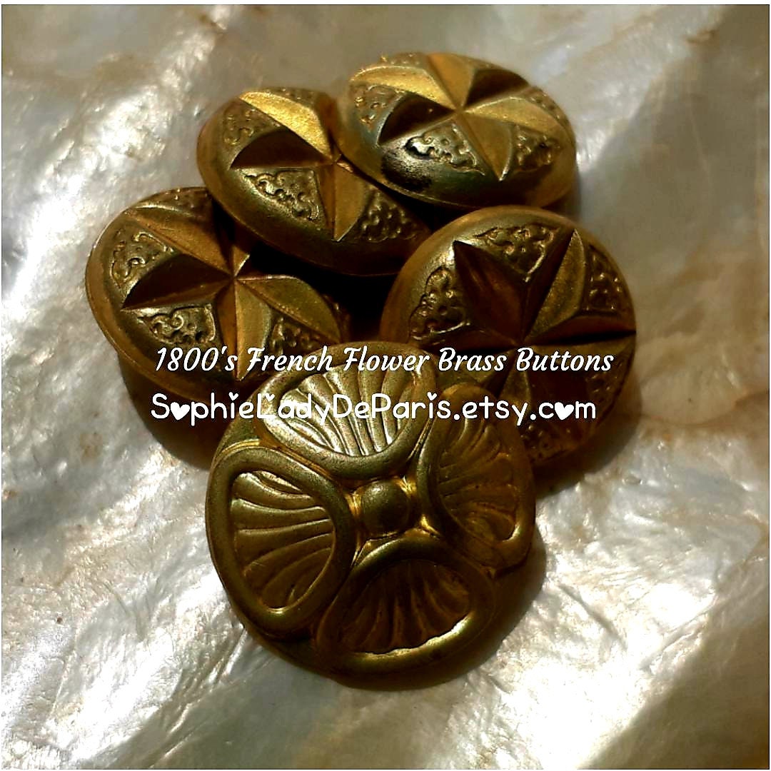 5 Victorian Flower Brass Buttons #sophieladydeparis - Etsy