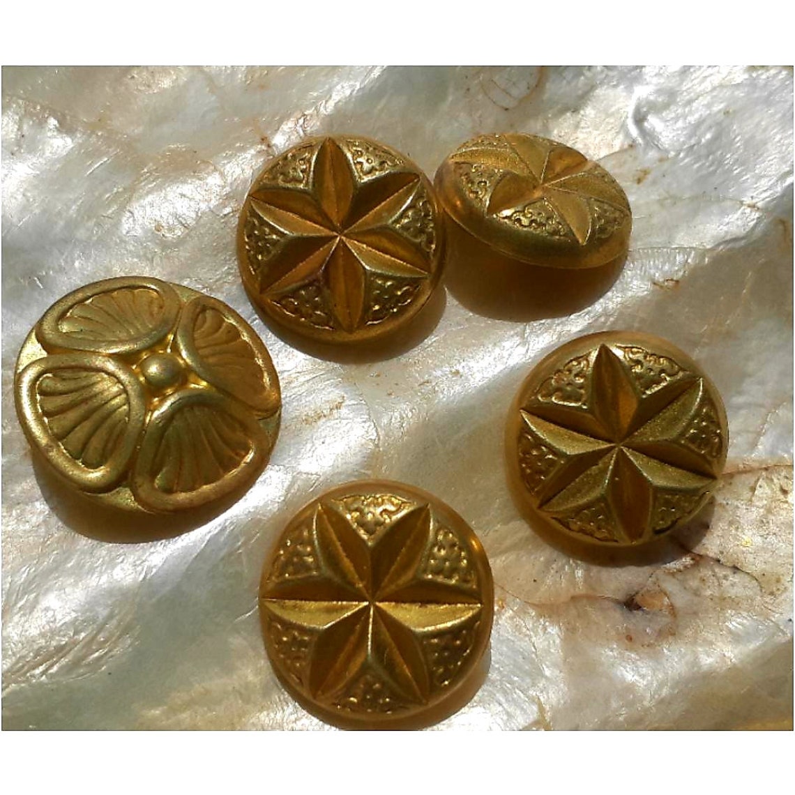 5 Victorian Flower Brass Buttons #sophieladydeparis - Etsy