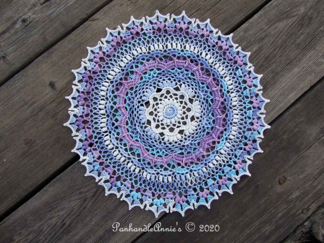 Hermoso crocheted hecho a mano pastel redondo Doily - Etsy España
